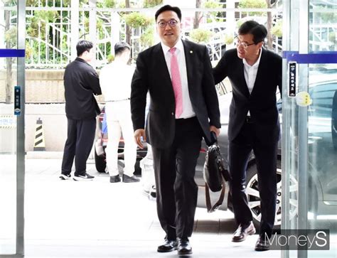 머니s포토 인청회 준비단 사무실 출근하는 김병환 내정자 머니s