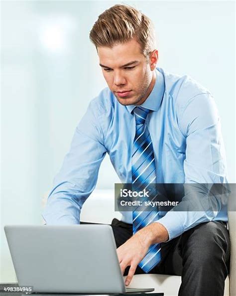 นักธุรกิจที่ใช้แล็ปท็อป ภาพสต็อก ดาวน์โหลดรูปภาพตอนนี้ การถ่ายภาพ ภาพ การทำงาน การ