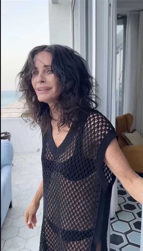 Courteney Cox Recreates Friends Scene With Frizzy Hair In Miami
