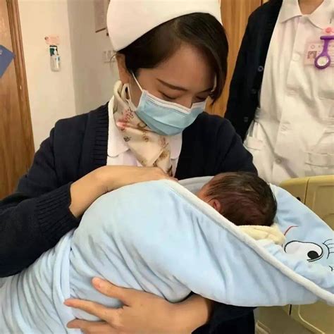 心疼！福建一女婴刚出生就被遗弃浮桥街道孩子婴儿