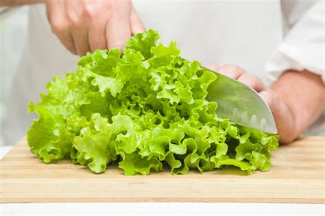 그린 샐러드를 절단 칼으로 요리사의 손에 나무 보드에 나뭇잎 요리에 대 한 준비입니다 건강 한 식습관과 라이프 스타일 건강한 식생활에 대한 스톡 사진 및 기타 이미지