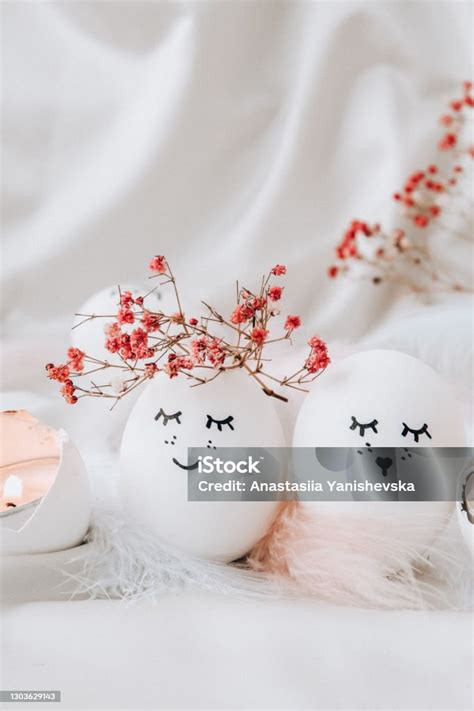 최소한의 부활절 개념 파스텔 배경에 그려진 웃는 얼굴과 새 깃털이 있는 부활절 달걀 웨딩 커플 계란 결혼 발렌타인 0명에 대한 스톡 사진 및 기타 이미지 Istock