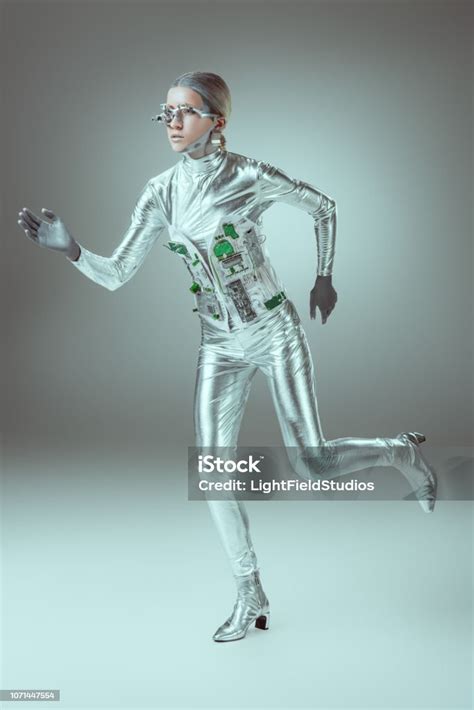 회색 미래 기술 개념에서 실행은 여자 로봇의 전체 길이 보기 달리기에 대한 스톡 사진 및 기타 이미지 달리기 로봇 여자 Istock