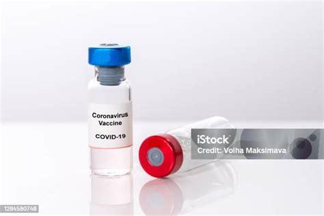 실험실 벤치에 코비드19 백신을 가진 앰플 코로나 바이러스와 싸울 수 있습니다 Sarscov2 전염병 0명에 대한 스톡 사진 및 기타 이미지 Istock