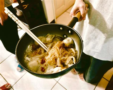 剛家裡出事了 姐姐的老公的妹妹問家裡冰箱有什麼 跟他說冰箱有冷凍湯包 然後他就把湯包丟進湯裡煮了⋯⋯ 被發現之後，現場一陣騷動 ：湯包為什麼不能丟進湯裡煮？ 他問了，他竟然問了 他竟然這麼