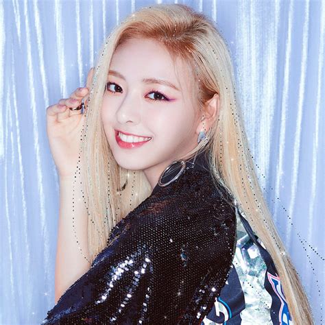 Itzy Yuna Wallpapers Top Free Itzy Yuna Backgrounds Wallpaperaccess