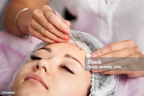 여성 고객 눈 루프의 도움으로 얼굴 치료 하는 데 미용 및 피부 관리 루틴입니다 개선에 대한 스톡 사진 및 기타 이미지 개선 건강관리와 의술 건강한 생활방식 Istock