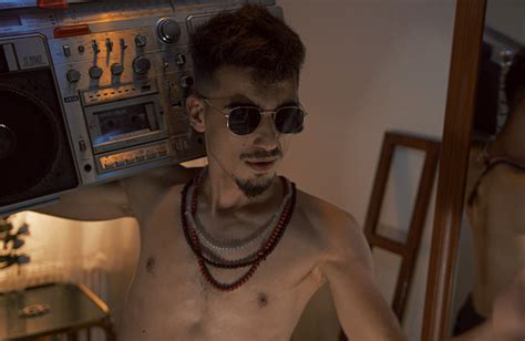 선글라스와 목걸이를 입은 청년이 어깨에 테이프 레코더를 들고 춤을 춘다 음악을 듣습니다 복고풍 개념입니다 1980 1989 년에 대한 스톡 사진 및 기타 이미지 Istock