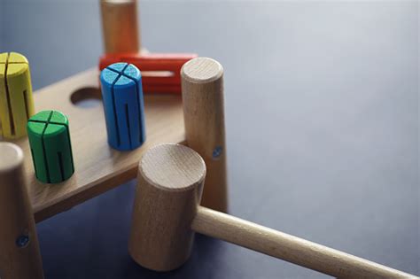 어린이 발달 놀이 공간의 테이블에 어린이 나무 장난감 아이들의 창의력과 자기 개발의 방 나무 생성자입니다 개발에 대한 스톡 사진 및 기타 이미지 Istock