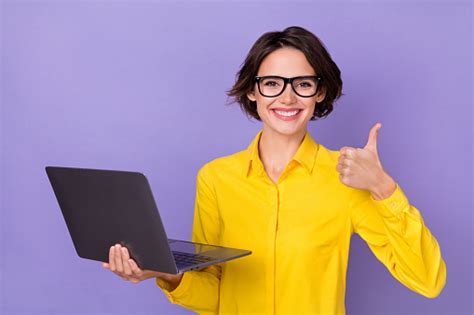Ceo 젊은 아가씨의 사진 홀드 노트북 엄지 손가락 위로 착용 노란색 옷 안경 고립 바이올렛 컬러 배경에 25 29세에 대한 스톡 사진 및 기타 이미지 Istock