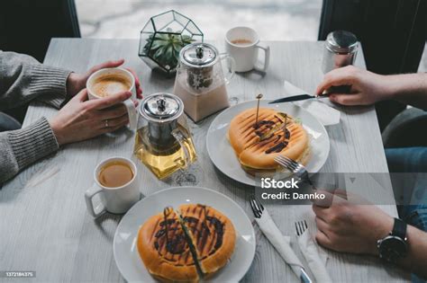 파니니 차 커피 음식 라이프 스타일 샌드위치 햄버거와 카페에서 창에서 테이블 아침 식사 또는 저녁 식사 건강한 식생활에 대한 스톡 사진 및 기타 이미지 Istock