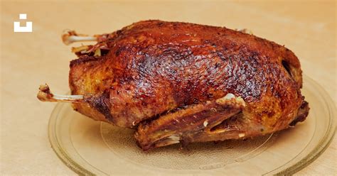 흰색 세라믹 접시에 구운 닭고기 사진 Unsplash의 무료 러시아 이미지