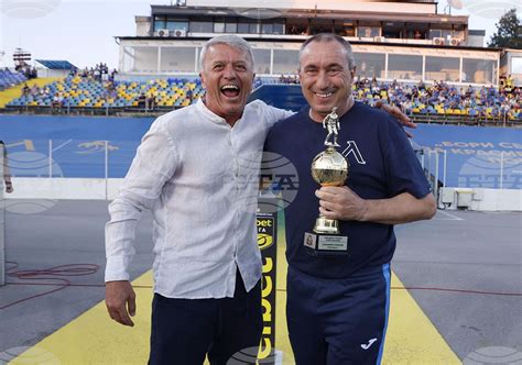 Станимир Стоилов и Филип Кръстев бяха наградени за най добър треньор и най добър млад футболист