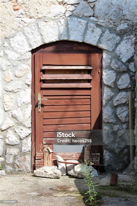 낡은 금이 나무 보드와 짧은 문 전통적인 돌 집 벽에 장착 큰 바위 폐쇄 개최 0명에 대한 스톡 사진 및 기타 이미지 0명 건축 금이 간 Istock
