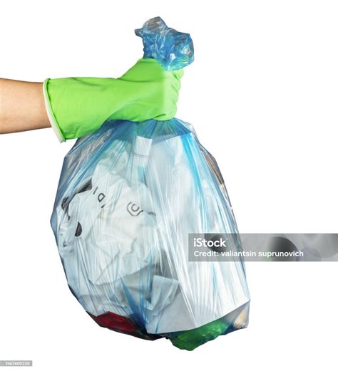 고무 장갑을 낀 손에 플라스틱 쓰레기 봉투 흰색 배경에 격리된 손에 쓰레기로 가득 찬 쓰레기 자루 가득 찬에 대한 스톡 사진 및 기타 이미지 Istock