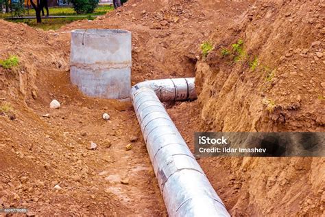 난방 및 급수 망의 분배 단위의 설치 접지 트렌치에 파이프를 연결하기위한 프레임 한 줄로에 대한 스톡 사진 및 기타 이미지 한 줄로 물 수리 Istock