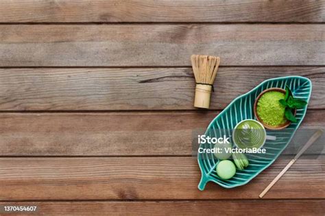 일본 녹색 말차 라떼 말차 가루 오래된 나무 보드에 채찍질대나무 거품기 항산화물질이 풍부한 건강한 유기농 제품인 말차 차 맨 위 보기입니다 0명에 대한 스톡 사진 및 기타