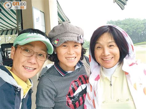 王馨平打golf 夫妻培情 東方日報