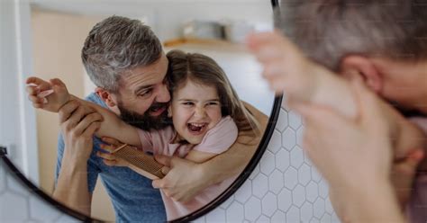 화장실에서 어린 딸의 머리를 빗는 아버지 아침 루틴 개념 사진 Unsplash의 머리 이미지