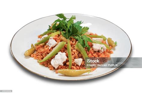 채소 금이 간 밀로 장식 된 토마토 페이스트를 곁들인 Bulgur 필라프 요리 중동 스타일 현지 이름 선술집 필라프 Meyhane Pilavı 0명에 대한 스톡 사진 및