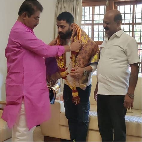 ಆರ್ ಅಶೋಕ್ ಅವರಿಗೆ ತಮ್ಮ ಬಿಗ್ ಬಾಸ್ ಟ್ರೋಫಿಯನ್ನು ತೋರಿಸಿರುವ ಕಾರ್ತಿಕ್ ಮಹೇಶ್