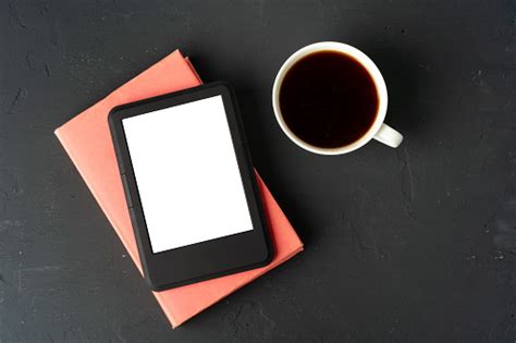 현대 전자책 리더기 양장본 책 테이블 위의 커피 한 잔으로 구성 0명에 대한 스톡 사진 및 기타 이미지 0명 공란 공부 Istock