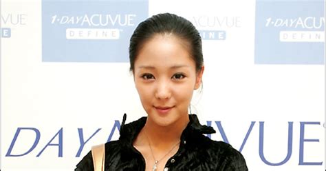 [포토엔]가수 유니 섹시한 블랙 핫팬츠 입고 포즈