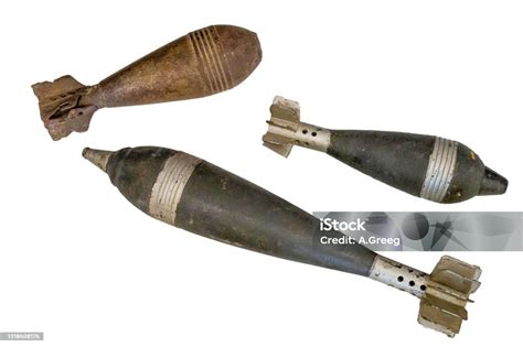 발사체 폭탄 흰색 배경에 고립 된 로켓 큰 폭발 군사 무기 공중에서 떨어졌다 제2차 세계 대전의 껍질 0명에 대한 스톡 사진 및