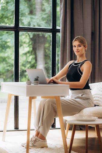 작업에 집중 창조적인 사무실 이나 카페 창문 가까이 앉아있는 동안 노트북에서 일 하는 스마트 캐주얼에 자신감 젊은 여자 20 24세에 대한 스톡 사진 및 기타 이미지