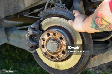 자동차 정비사 점검 브레이크 시스템 2020년 루마니아 부쿠레슈티의 차고에서 차량 정비 검사 보기에 대한 스톡 사진 및 기타 이미지 검사 보기 교통수단 기계공