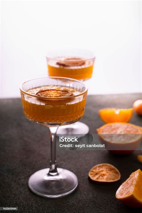 오렌지 보드카 데킬라 진 토닉 만다린 칵테일과 특별한 칵테일 안경 배경에 말린 오렌지 쿰콰트 감귤류 과일에 대한 스톡 사진 및 기타 이미지 Istock