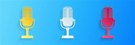 파란색 배경에 격리된 용지 절단 마이크 아이콘입니다 공기 라디오 마이크 마이크에 스피커 기호입니다 종이 아트 스타일 벡터 가수에 대한 스톡 벡터 아트 및 기타 이미지