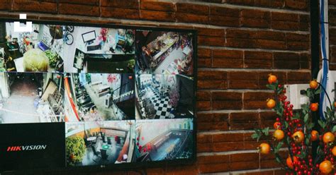 노트북이 있는 테이블에 앉아 있는 어린 소녀 사진 Unsplash의 무료 사람의 이미지