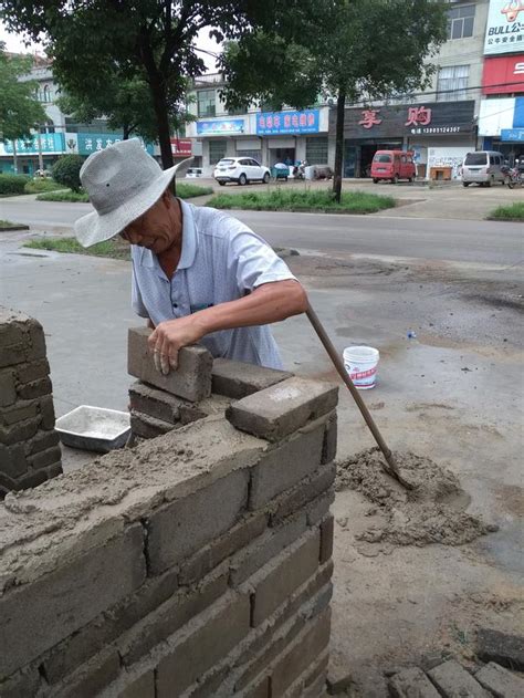 農村這兩位64、70歲老人，是缺錢才幹瓦匠活嗎？聽聽他們怎麼說？ 每日頭條