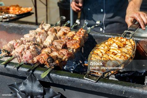 구운된 케밥 금속 꼬치에 요리입니다 바베 큐에 요리 하는 불고기 고기에 대한 스톡 사진 및 기타 이미지 고기 구이 굽기 Istock