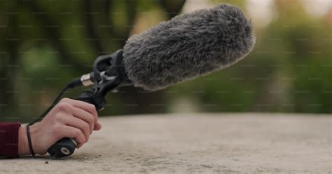 마이크를 손에 들고 있는 사람 사진 Unsplash의 마이크 이미지