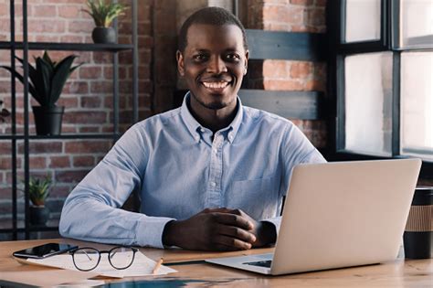 노트북과 종이를 작업 하는 카페에서 테이블에 앉아 아프리카 사업가 계산함에 대한 스톡 사진 및 기타 이미지 계산함 금융 긍정적인 감정 표현 Istock