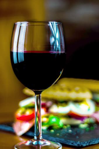 와인 잔에 레드 와인 와인 한 잔과 함께 순간의 축하 미식가를위한 절묘한 주류 가득 찬에 대한 스톡 사진 및 기타 이미지 가득 찬 결정체 고급 Istock