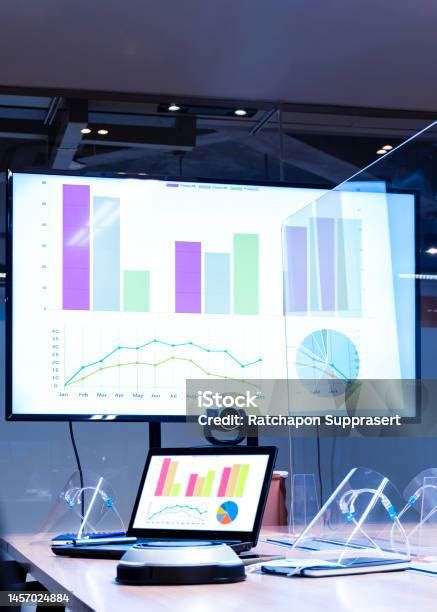 회의실에서 프레젠테이션 슬라이드쇼가 있는 노트북 및 Tv 슬라이드쇼에 대한 스톡 사진 및 기타 이미지 슬라이드쇼 영사막 차트 Istock