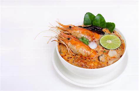 새우 수프 또는 톰 얌 꿍 태국의 전통 음식은 칠리 라임 생강 갈 랑 알 레몬그라스 라임 잎을 흰색 바탕에 담고 있습니다 미국 고구마에 대한 스톡 사진 및 기타 이미지