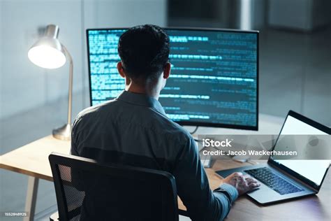 사무실 프로그래밍 및 기술 코드 및 데이터 분석 사이버 보안 및 소프트웨어 업데이트를 통한 타이핑을 갖춘 사람 남성 프로그래머