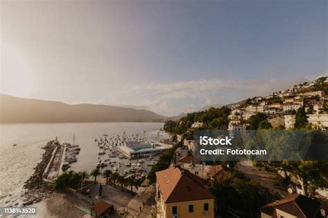 헤 르 체 그 노비 타운 마리나 베네치안 포 르 테 마 레의 조감도 몬테네그로 아드리아 해의 보 카 코 토르 스 카 베이이미지 0명에 대한 스톡 사진 및 기타 이미지