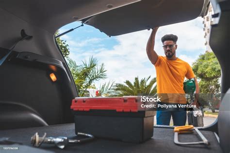 전기 배관공은 자동차의 트렁크를 닫습니다 자동차 트렁크에 대한 스톡 사진 및 기타 이미지 자동차 트렁크 열기 공구상자 Istock