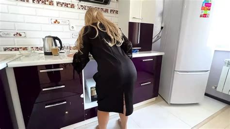 Зріла жінка дозволяє собі займатися анальним сексом і робити домашнє