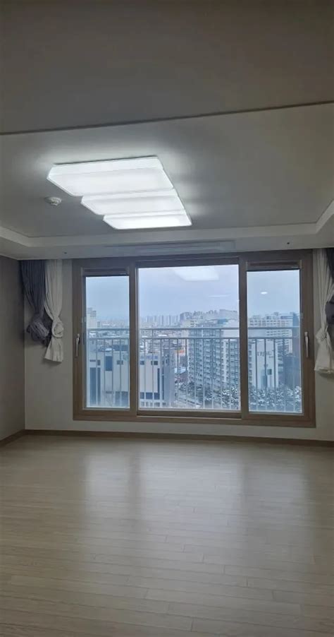 눈이 많이 왔는데도 불구하고 3분이 오셔서 열심히 세심하게 청소해 주고 가셨어요 손이닿지않는 부분까지 깔끔하게 끝내고