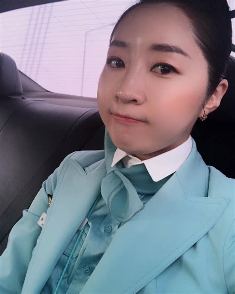 주차장에서 차빼다가 백밀러를 뿌셔먹고😭😭 정비소에 차맡기고 급하게 택시타고 출근 중 나도 내가 어이가없다😑😑 워킹맘 이년째
