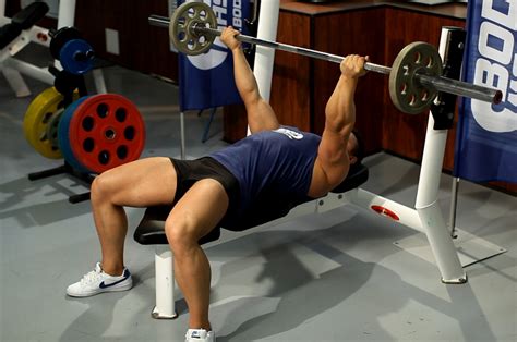 Как накачать верхнюю часть грудных мышц упражнения с гантелями на верх груди и советы