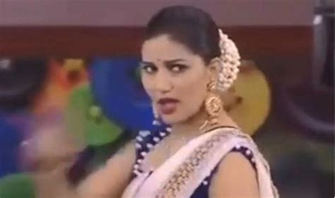 Haryanvi Bombshell Sapna Choudhary Flaunting Her Sexy Thumkas On Song