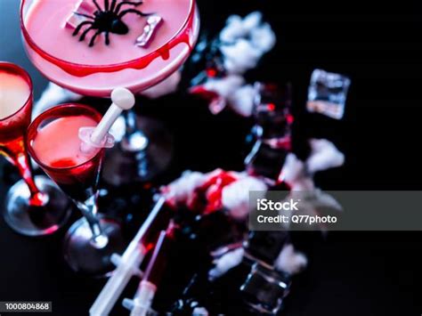 혈액 거미와 얼음 조각 소 름 할로윈 파티 칵테일 가을에 대한 스톡 사진 및 기타 이미지 가을 각얼음 거미 Istock