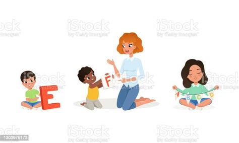 귀여운 어린 소년과 소녀 자신의 교사 세트와 알파벳을 공부 초등학교 학생과 유치원에서 바닥에 앉아 교사 어린이 교육 및 육성 벡터 일루비쇼 거실에 대한 스톡 벡터 아트 및